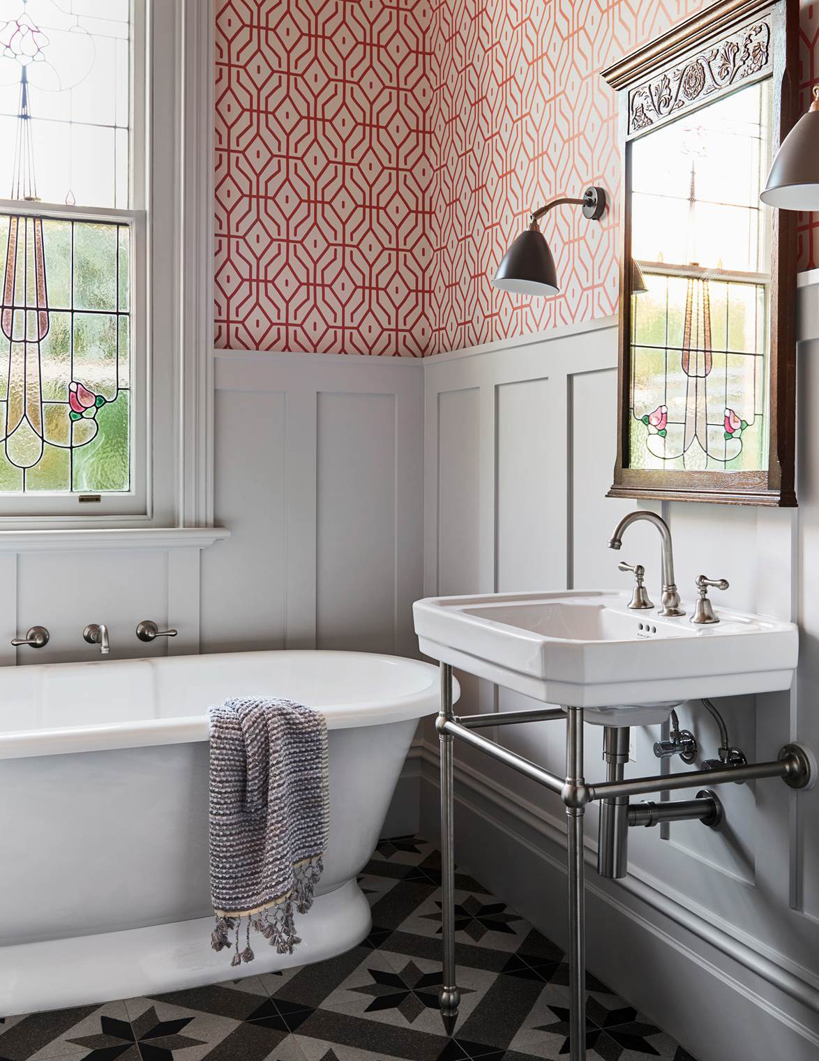 9 inspirerande sätt att inreda med tapet i badrummet i 2020 | Badrum ...